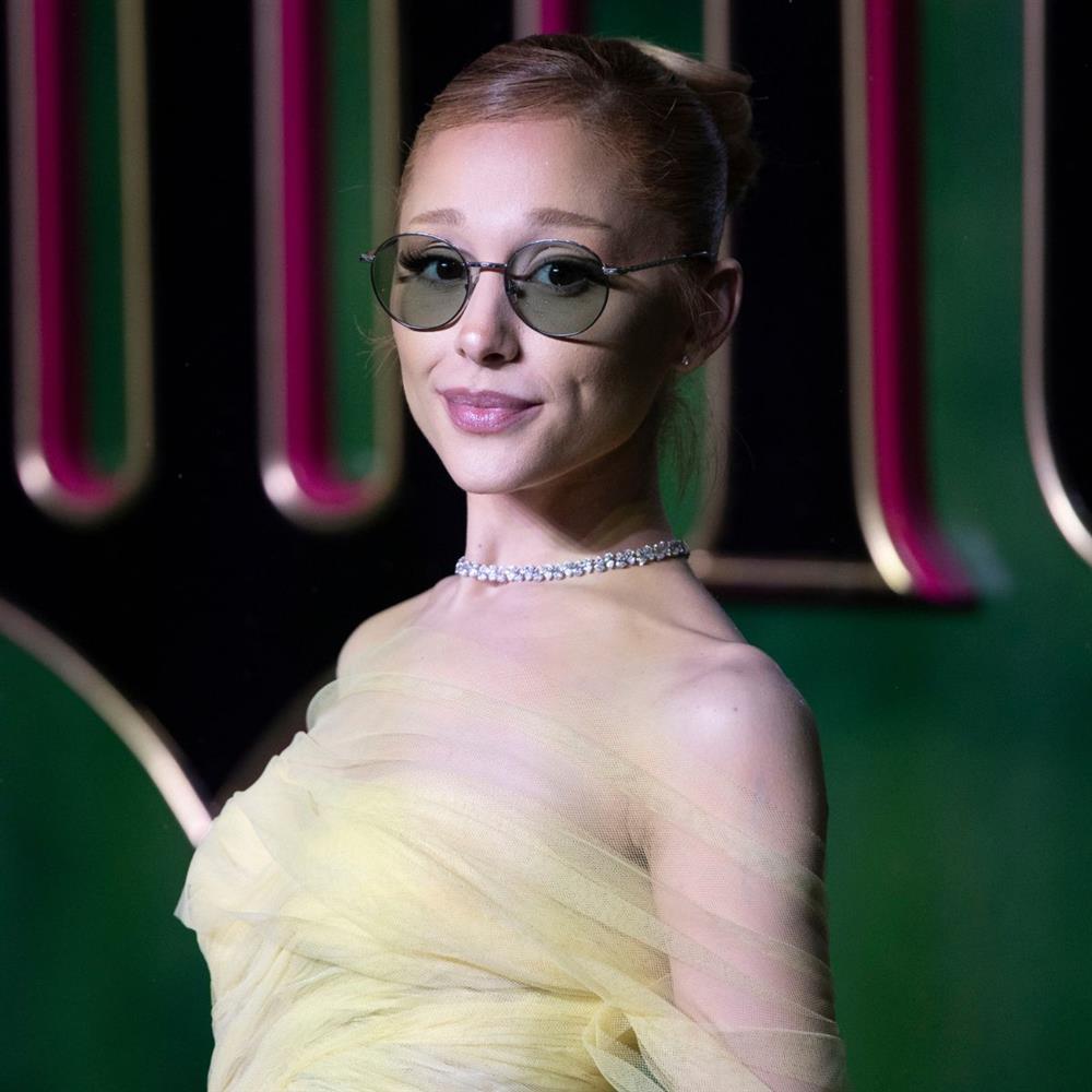 Αριάνα Γκράντε: Ερμηνεύει ξανά το Santa Tell Me 10 χρόνια μετά την ...