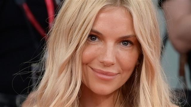 Σιένα Μίλερ: Εμφανίστηκε σχεδόν.... γυμνή στη τελετή λήξης του Φεστιβάλ ...